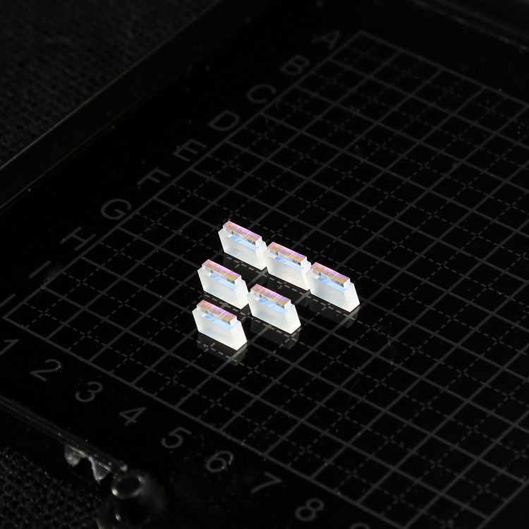 SWDM Z-BLOCK 光组件是基于SWDM滤波片和光路Z型折叠的30nm通道间隔的收发器光组件