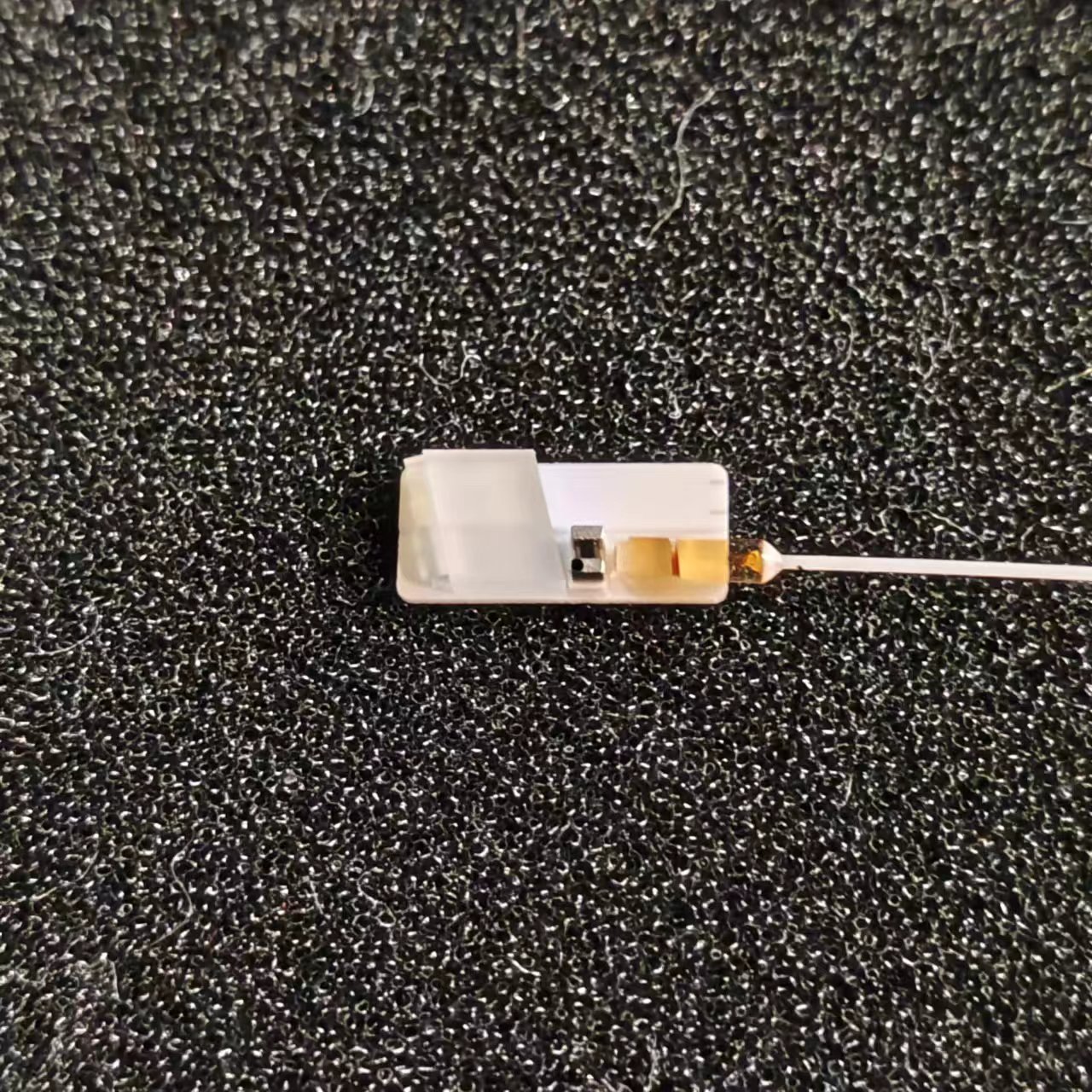 基于CWDM 4 z-block Demux 的一体化TFF集成光组件，包295nm-1309nm,800GHz间隔，光束平行度高，通道隔离度 ...